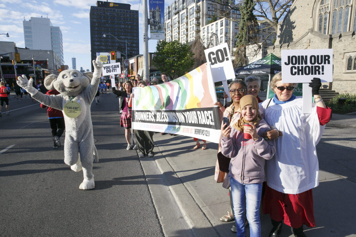 Church cheers on runners - The Toronto Anglican